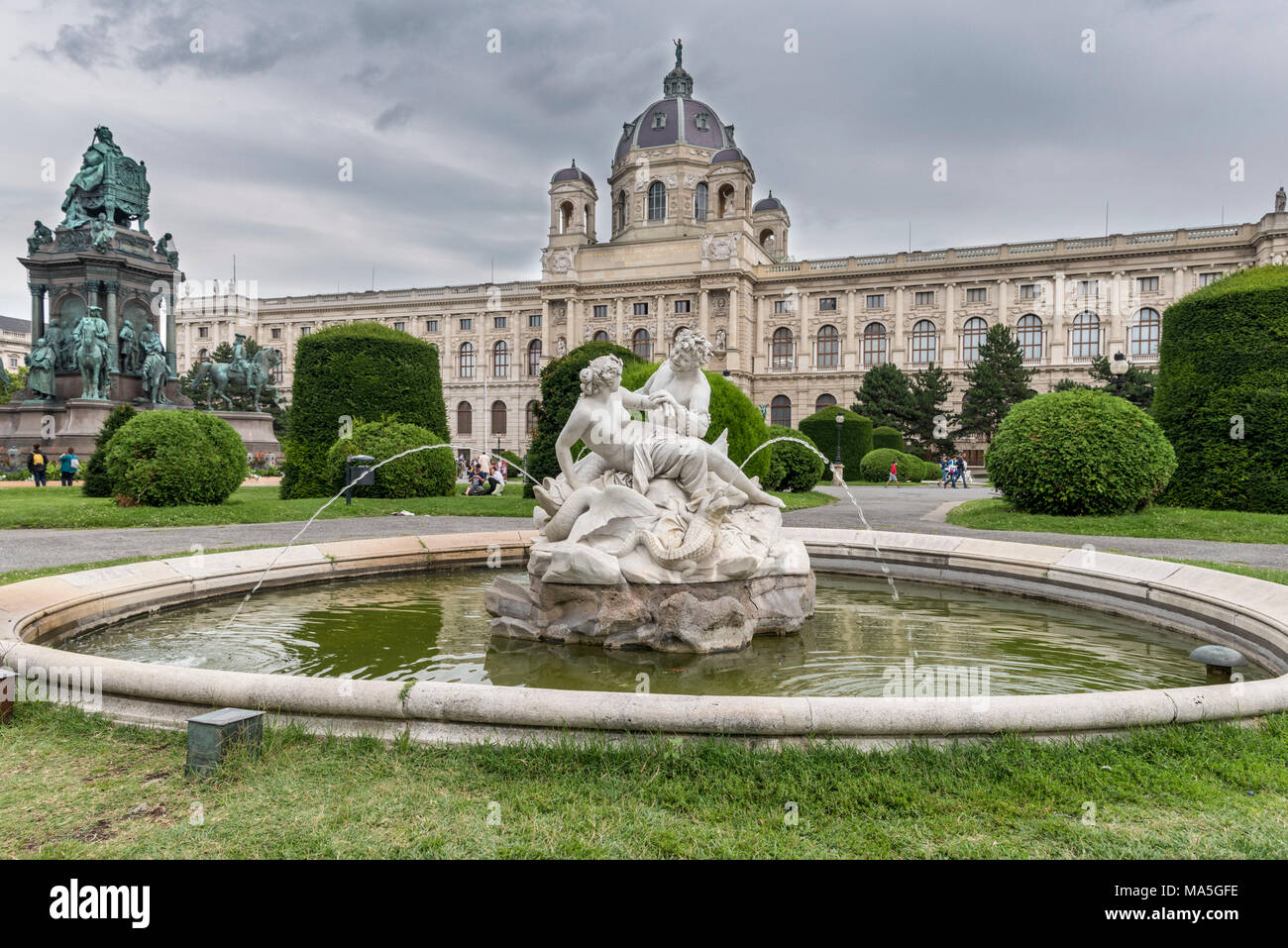 Statues in vienna hi-res stock photography and images - Alamy