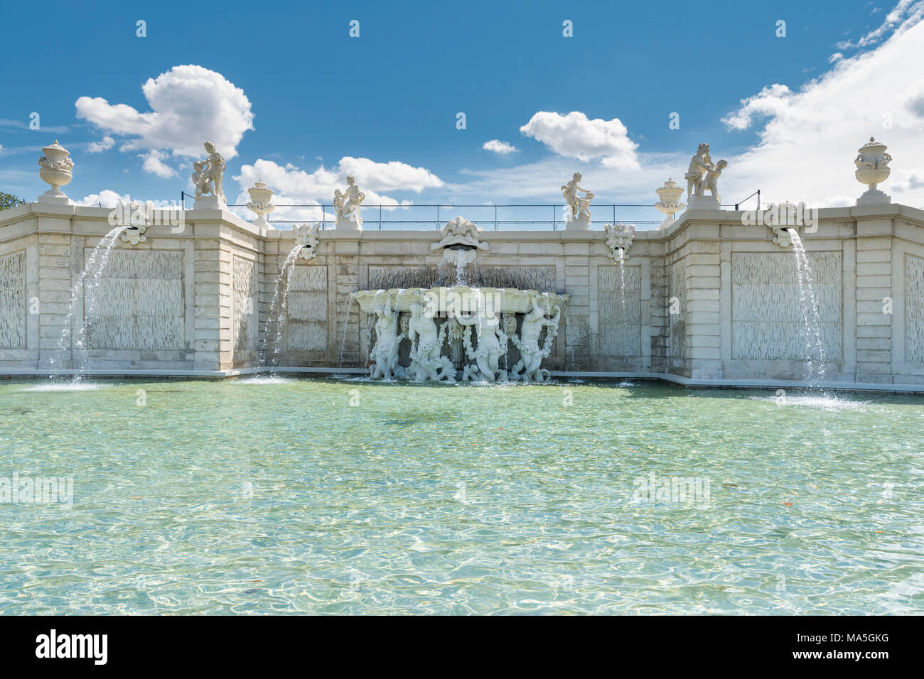 Cascade fountain hi-res stock photography and images - Alamy