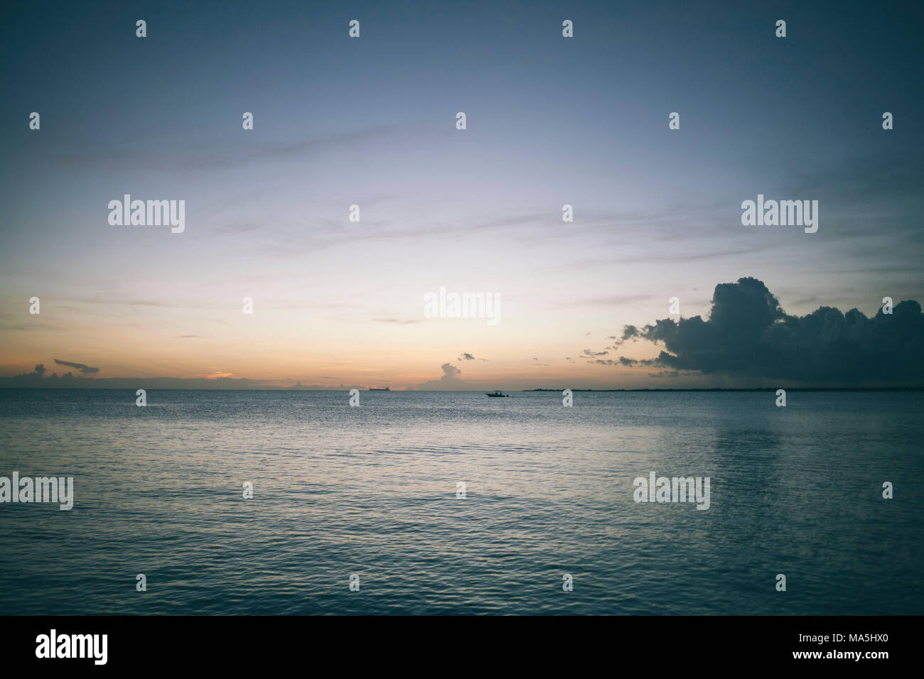 Sunset in the ocean in bonaire island hi-res stock photography and ...