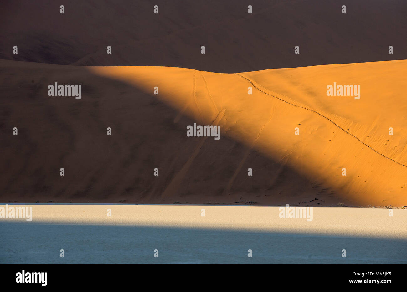 Flatness in desert hi-res stock photography and images - Alamy