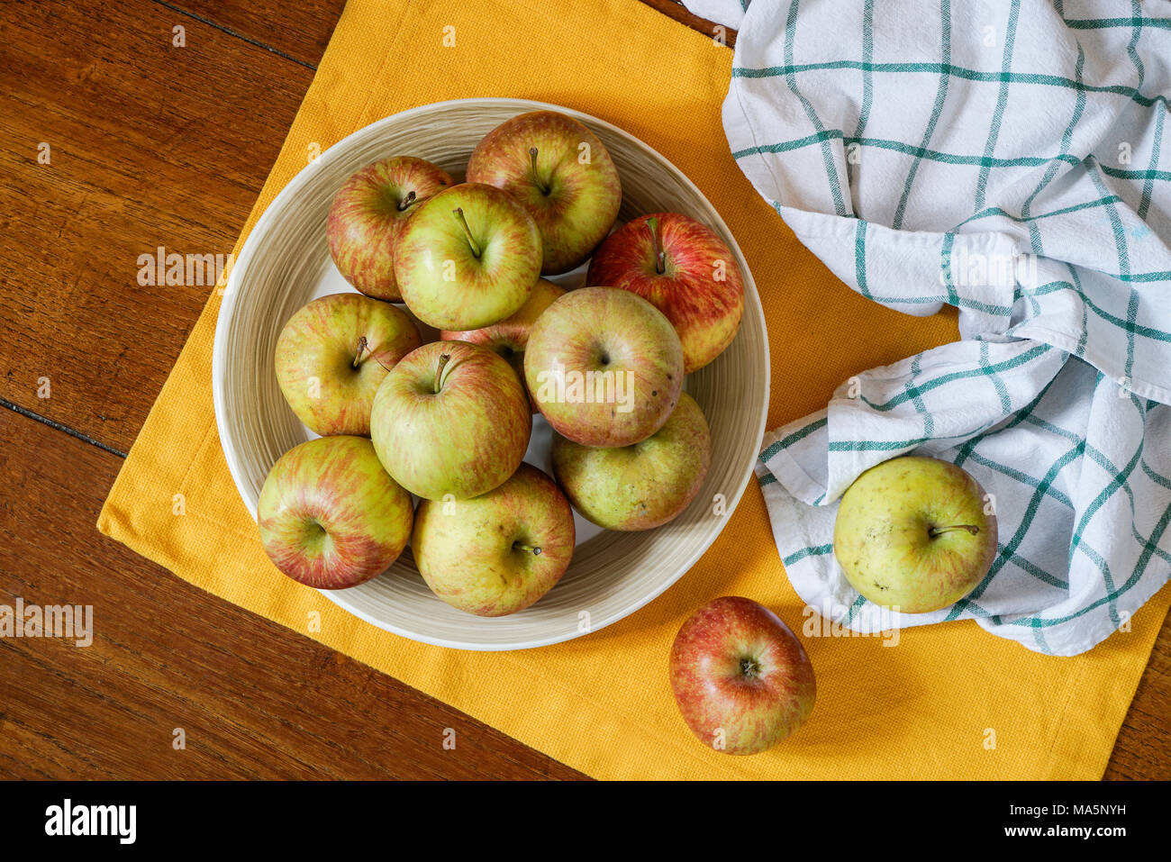 Empty fruit apples wooden hi-res stock photography and images - Alamy