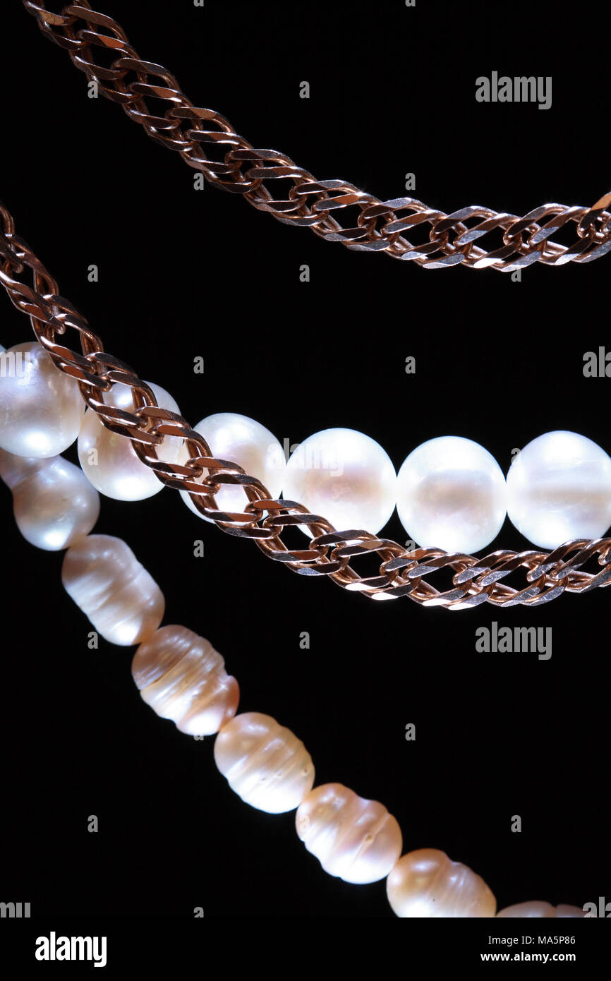 Pearl chain hi-res stock photography and images - Alamy