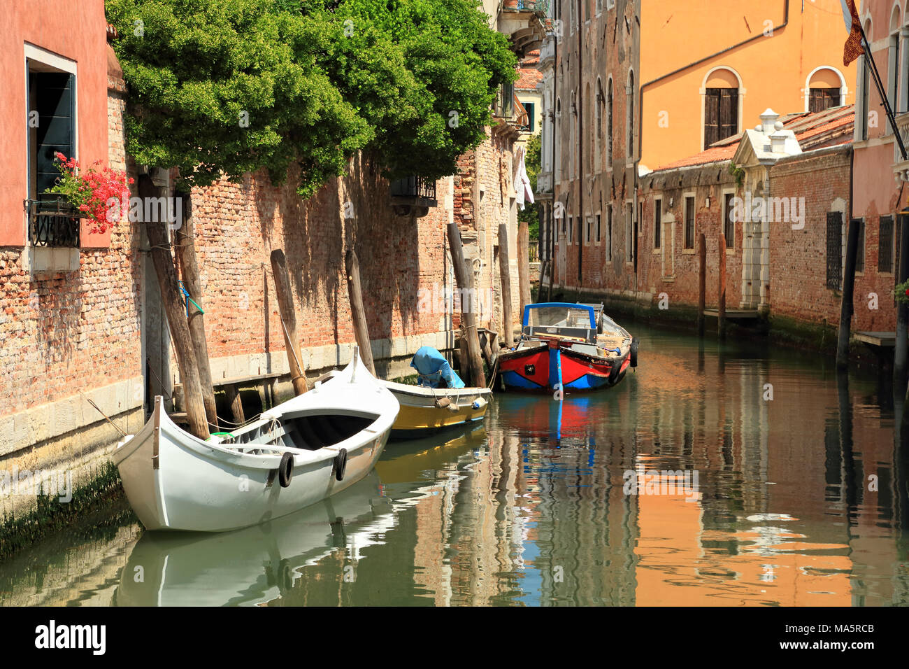 Venedig canal boats hi-res stock photography and images - Alamy