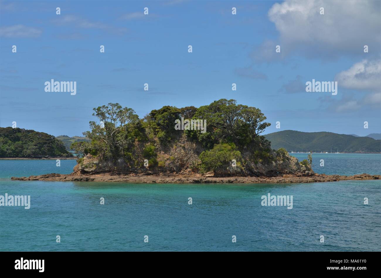 Small islands in the ocean hi-res stock photography and images - Alamy