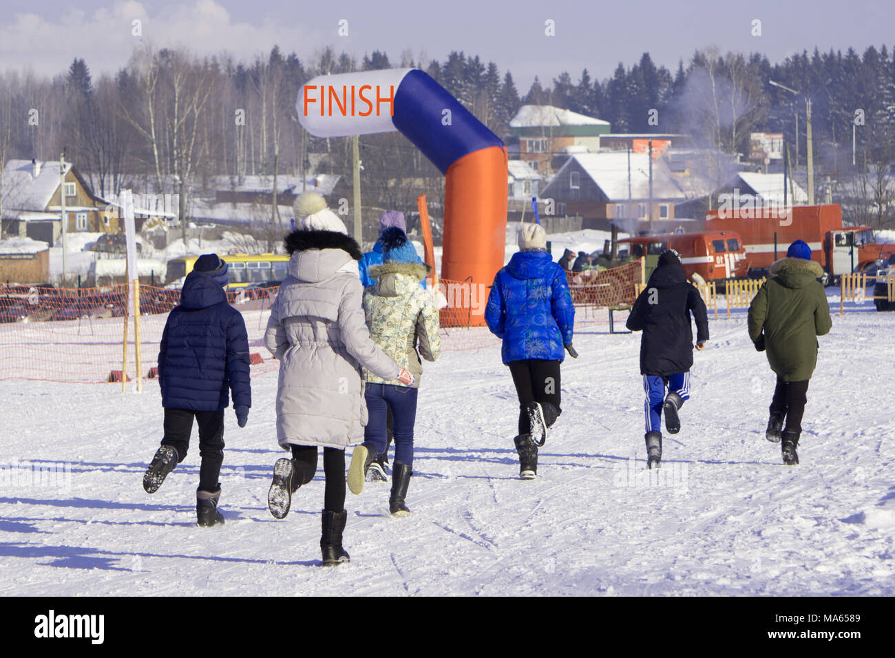 Runners falling hi-res stock photography and images - Alamy