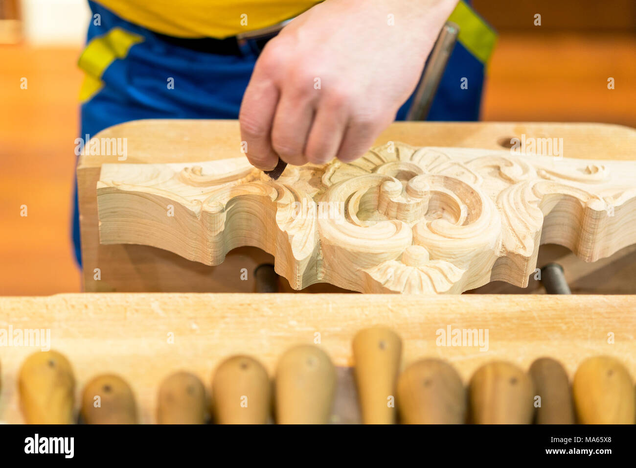 Hand of carver carving wood Stock Photo - Alamy