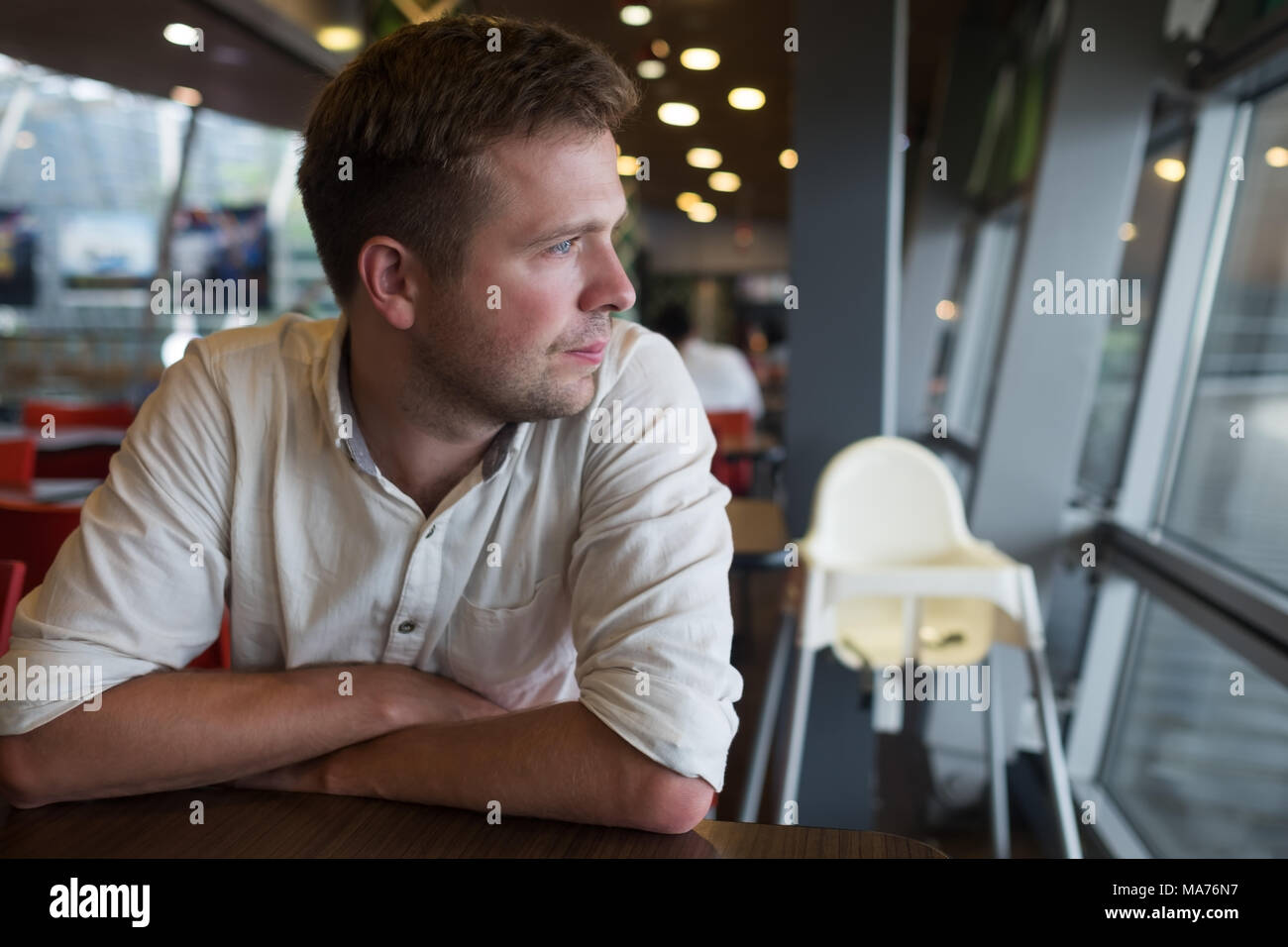 Man sitting alone at table hi-res stock photography and images - Alamy