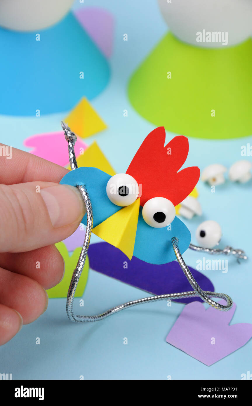 The mask of the chicken is ready, we pass the braid to put it on the ...