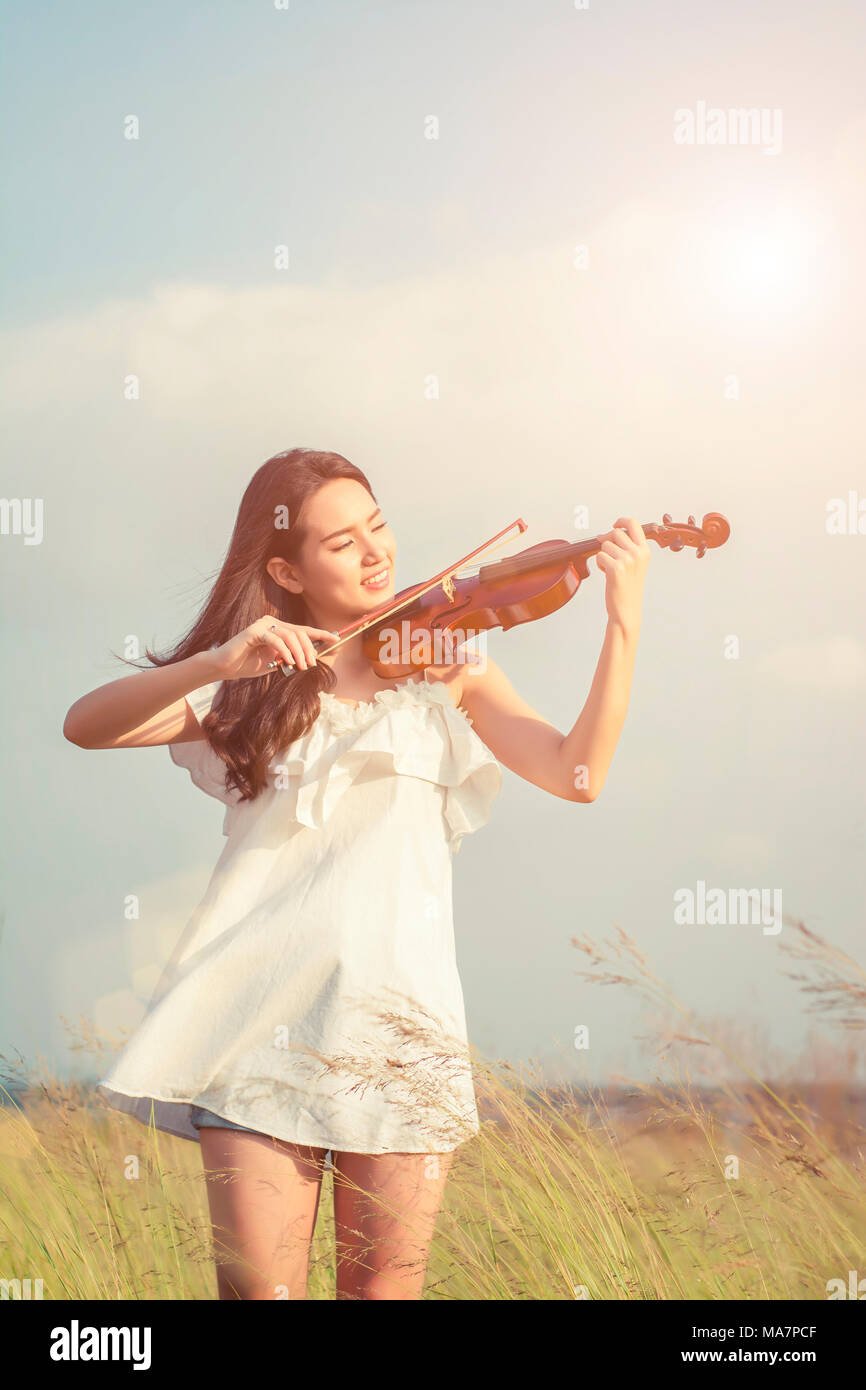 Lady playing violin outside hi-res stock photography and images - Alamy