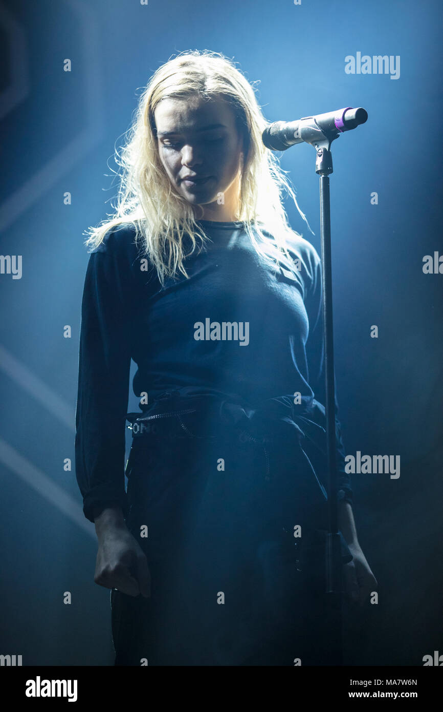 Ary singer hi-res stock photography and images - Alamy