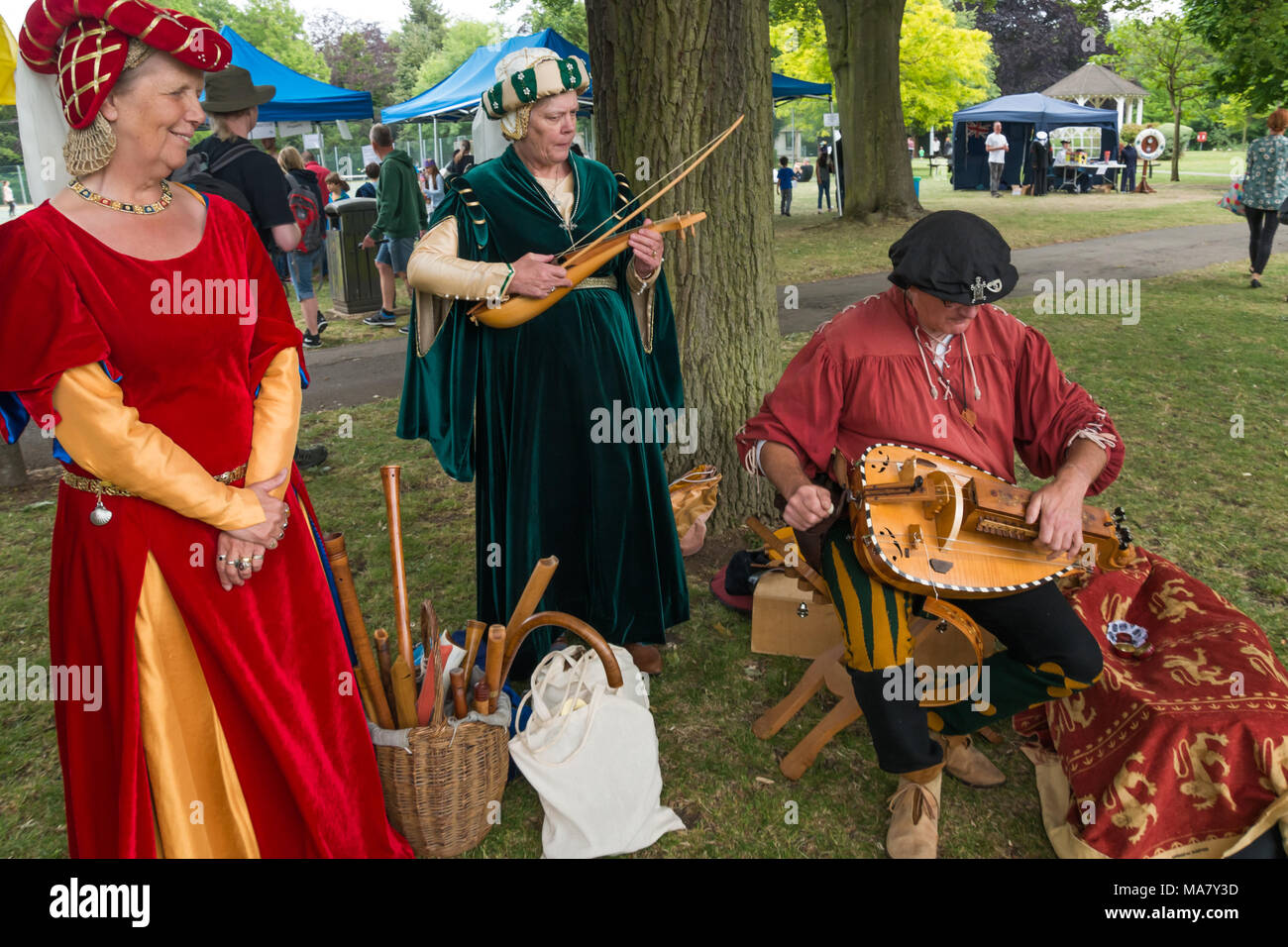 Medieval musicians play at The Barons' Gathering on Staines Lammas to ...