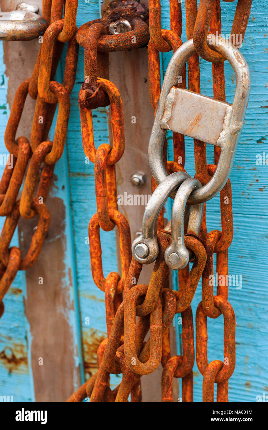Interweaving of chains and bonds Stock Photo - Alamy