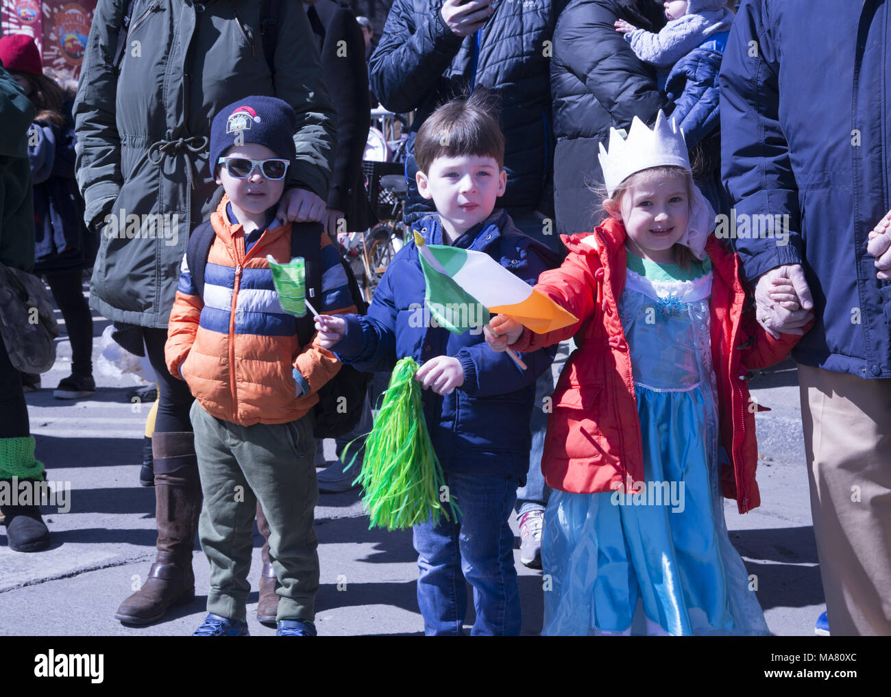 Group children watch people hi-res stock photography and images - Alamy