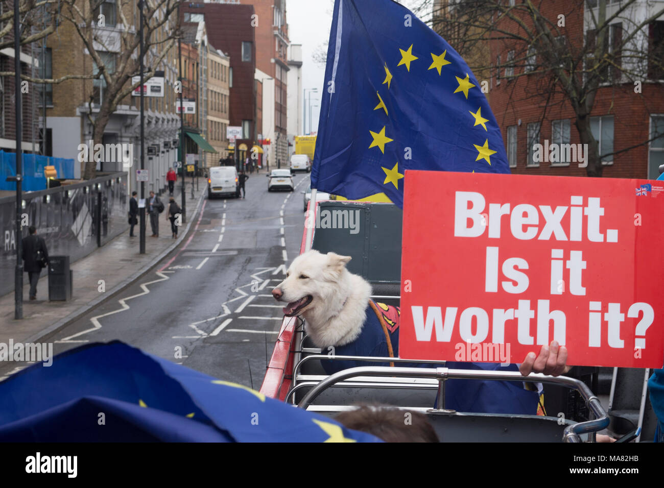 No 10 vigil red bus hi-res stock photography and images - Alamy