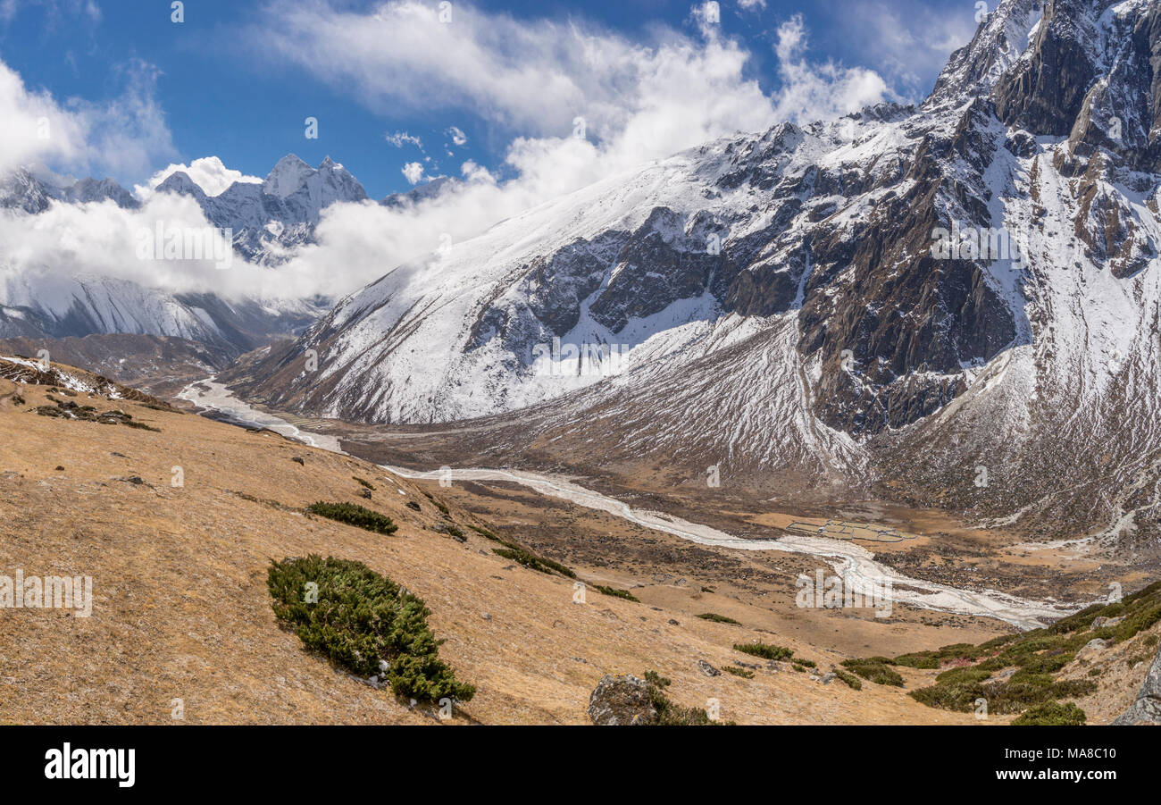 Pheriche village mount everest mountain hi-res stock photography and ...
