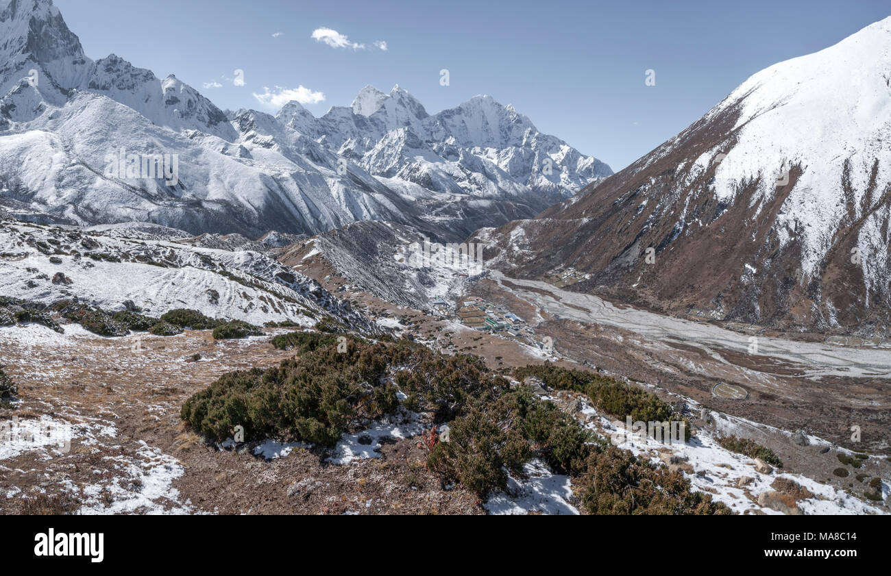 Pheriche village mount everest mountain hi-res stock photography and ...