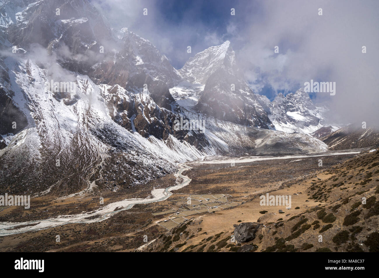 Pheriche village mount everest mountain hi-res stock photography and ...