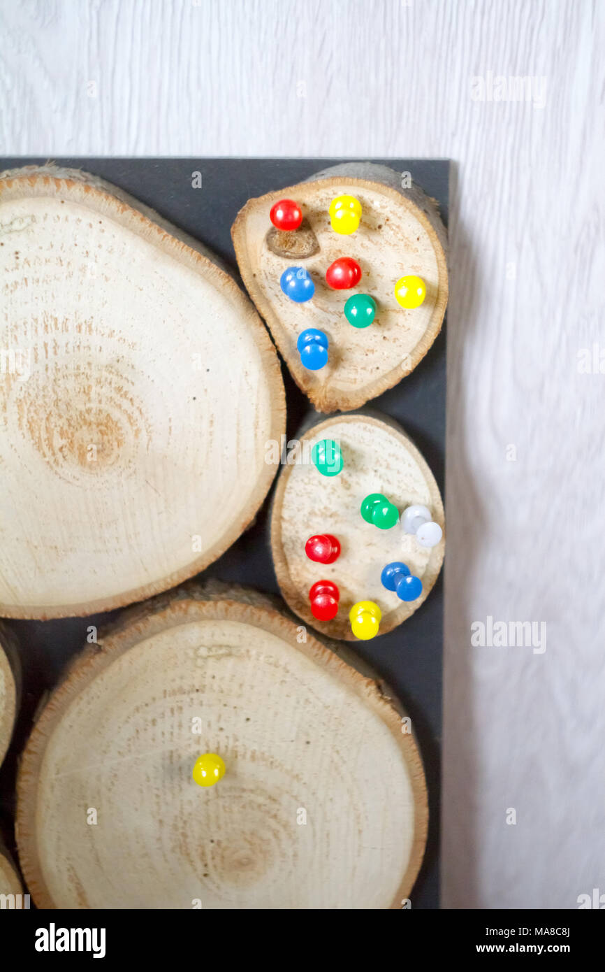 Board of wooden spills for notes and colored pins Stock Photo - Alamy