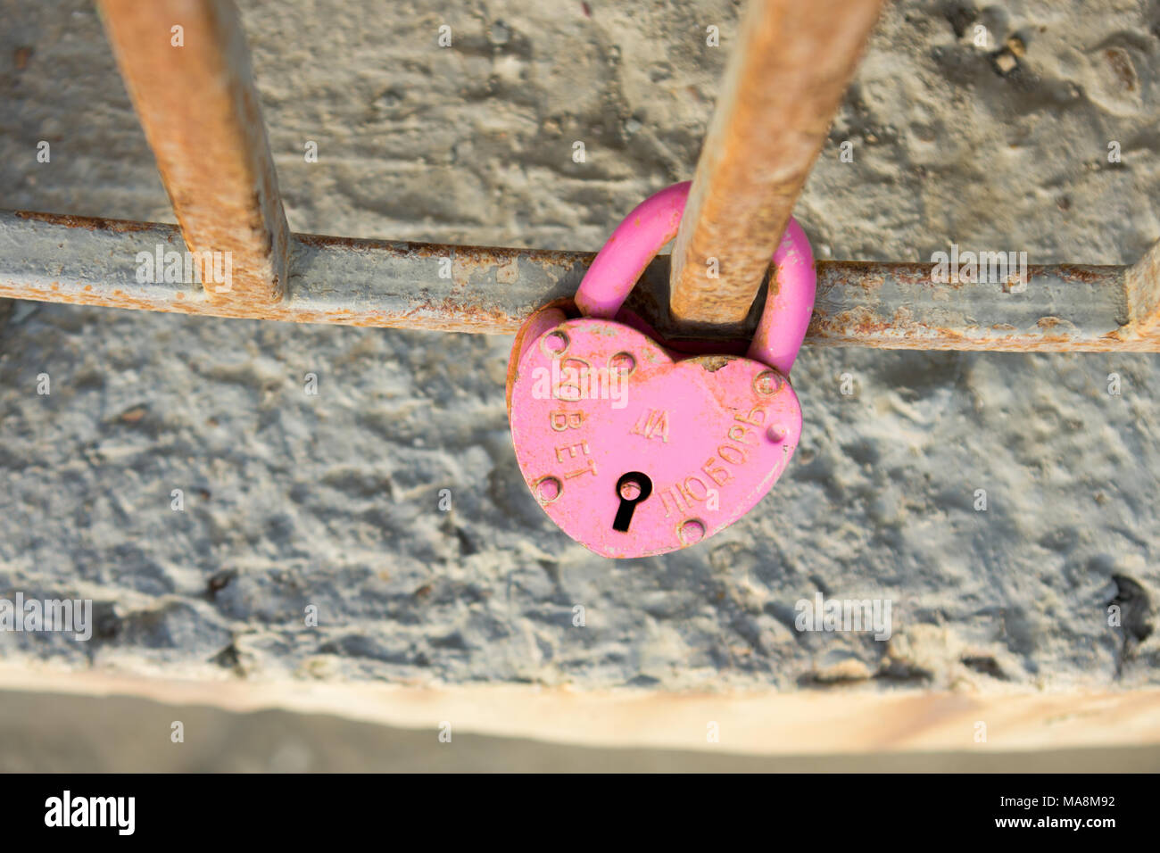 Rusty wedding pink castle with the inscription "advice and love ...
