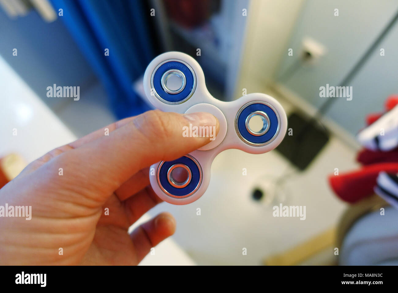 white fidget spinner Stock Photo - Alamy