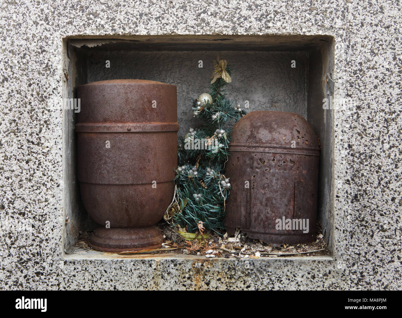 Tomb burial urns hi-res stock photography and images - Alamy