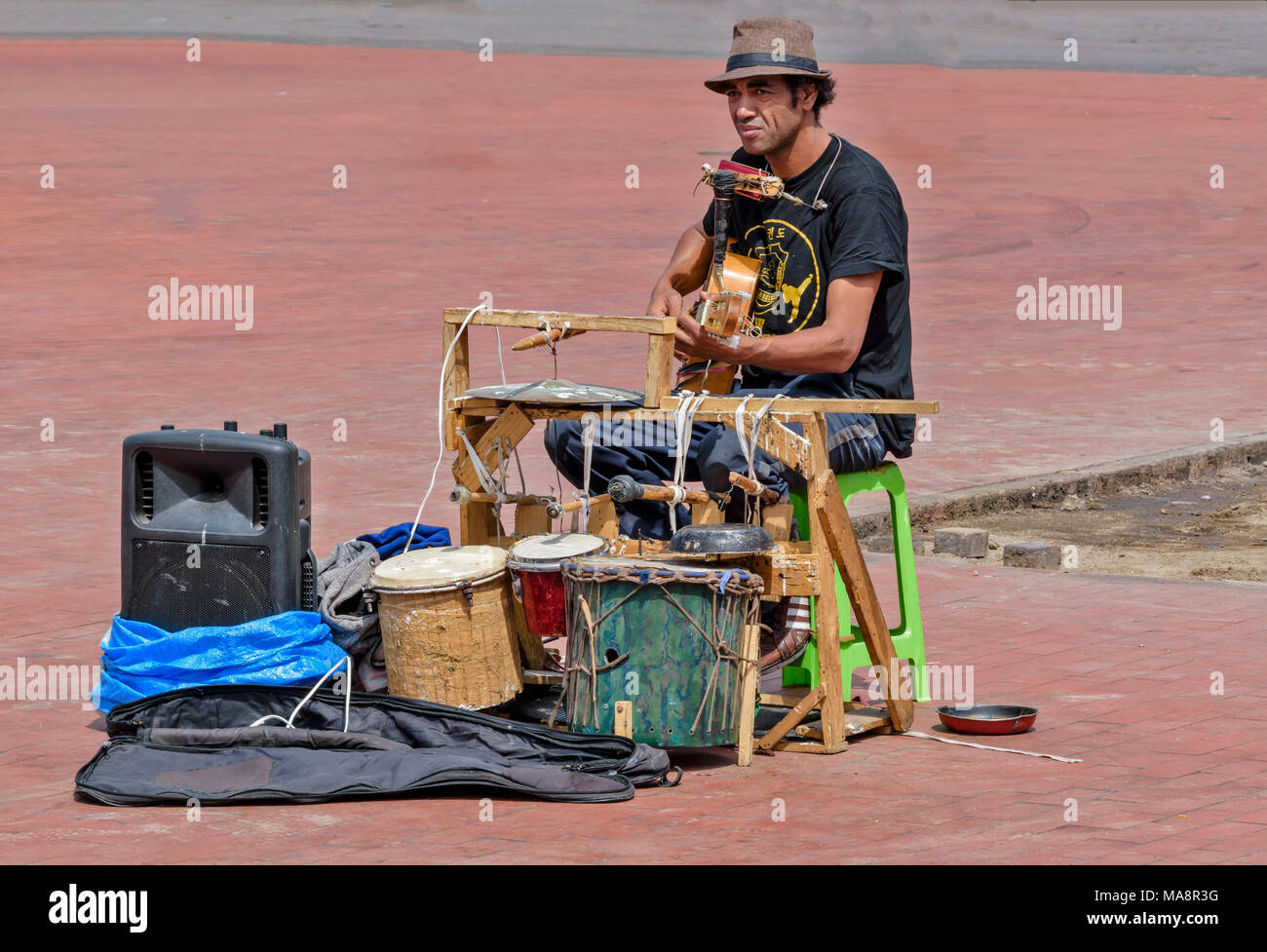 MOROCCO MARRAKECH ENTERTAINER OR ONE MAN BAND PLACE JEMAA EL FNA Stock ...