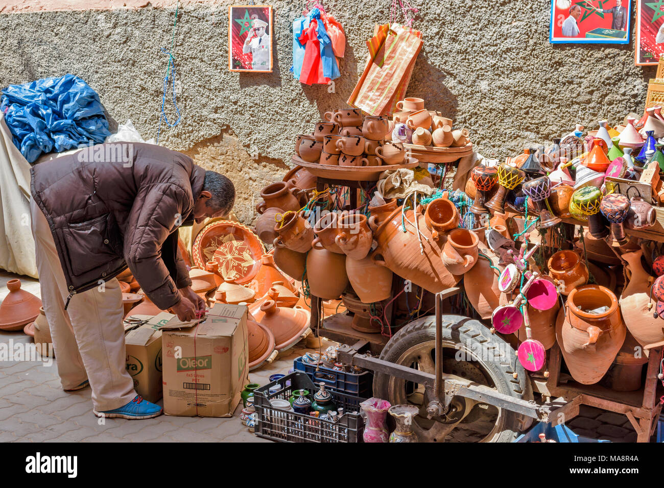 African pots hi-res stock photography and images - Alamy