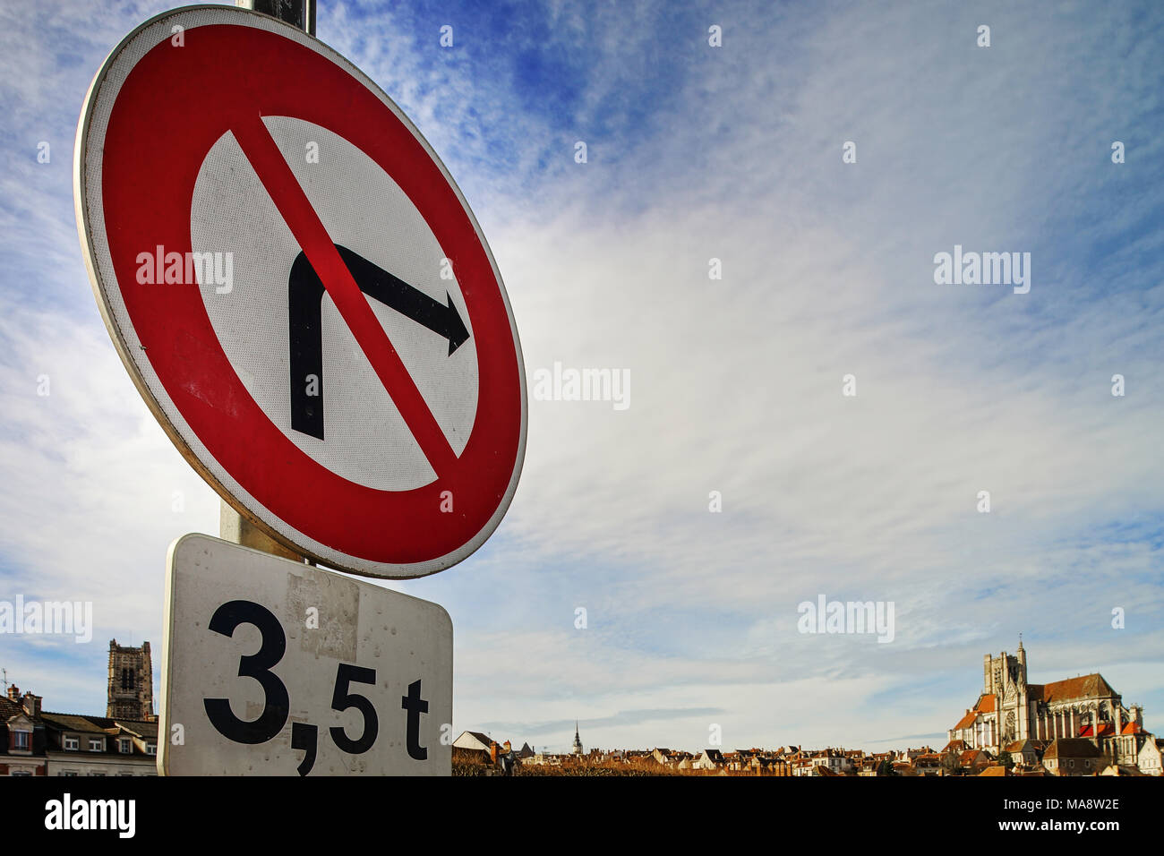 Weight restriction traffic signs hi-res stock photography and images ...