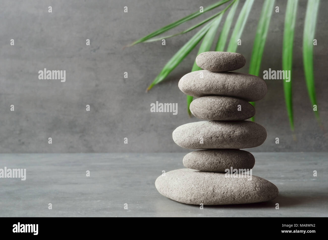 Black pebble spa balance hi-res stock photography and images - Alamy
