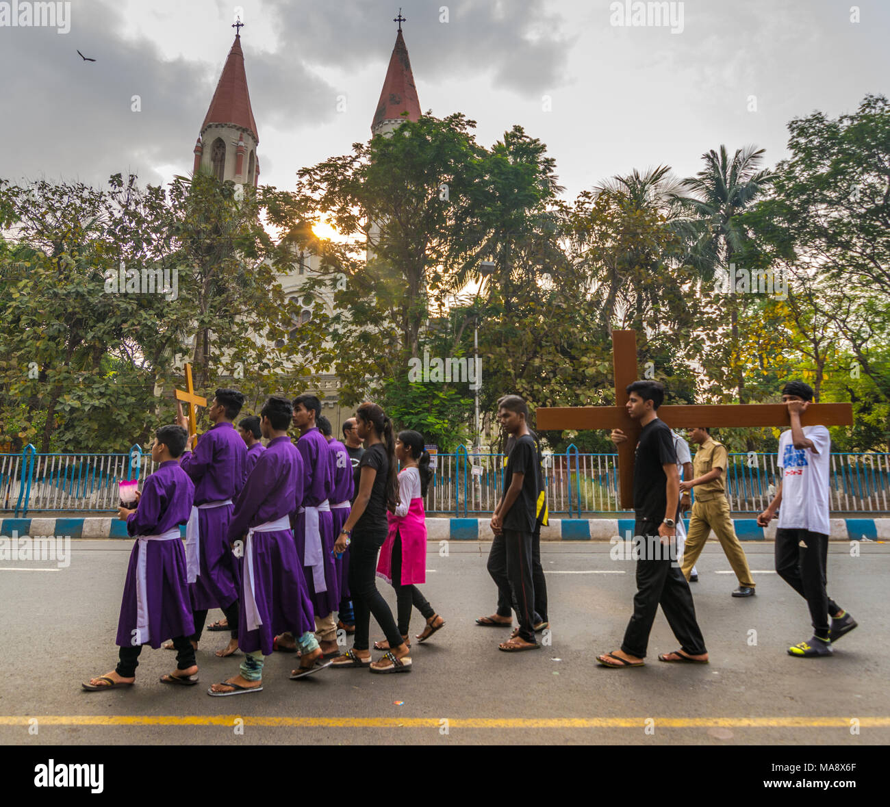 Kolkata, India. 30th Mar, 2018. Indian Christians takes parts in a procession to mark the Good ...