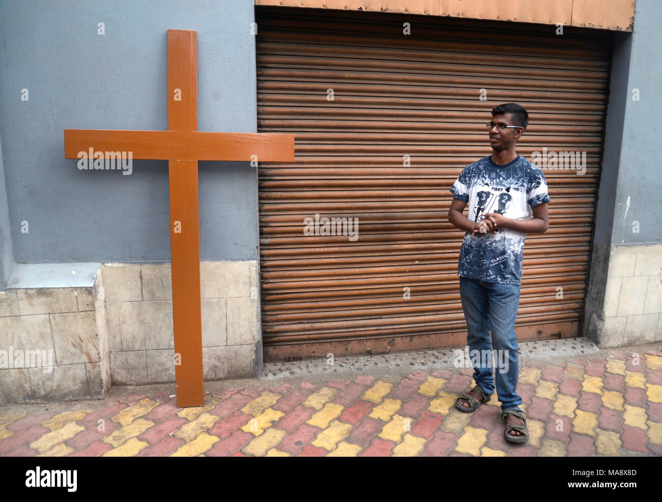 Kolkata, India. 30th Mar, 2018. Christian Man waits for the procession ...