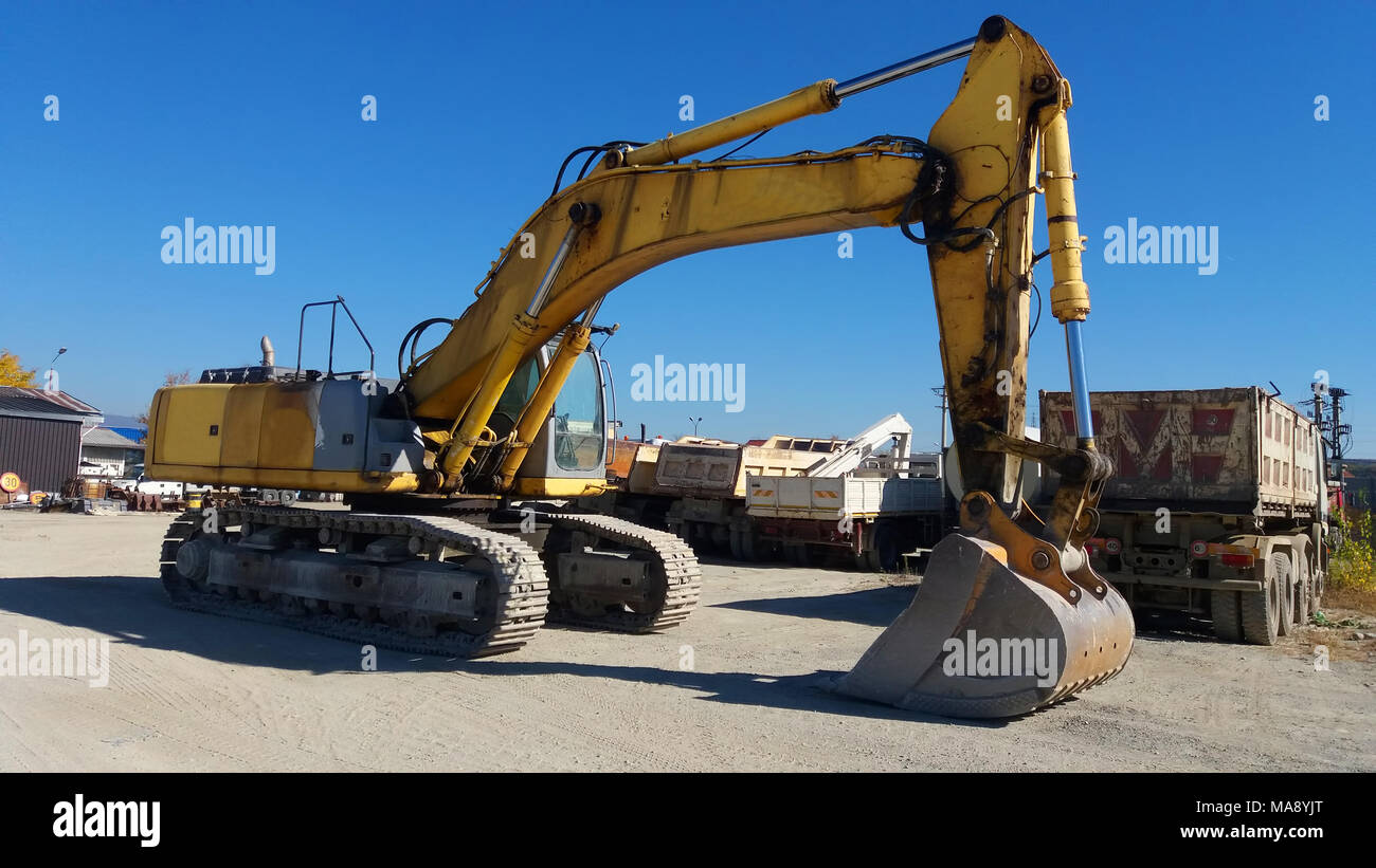 Big excavator parked Stock Photo - Alamy