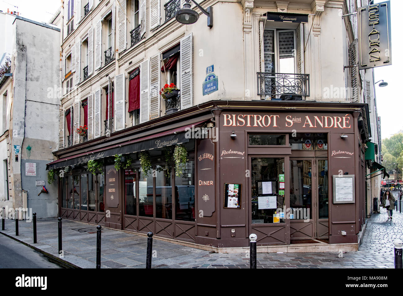 Old french bistro restaurant hi-res stock photography and images - Alamy
