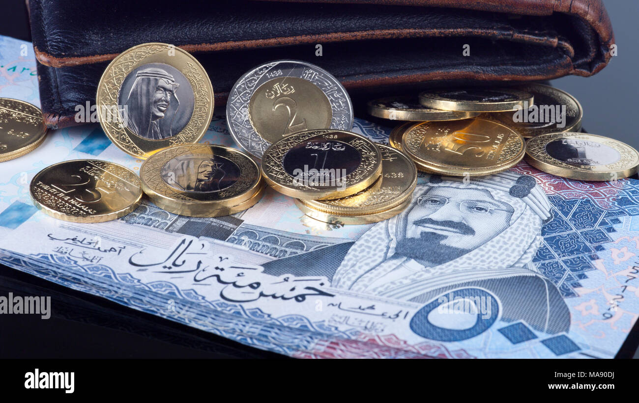 Wallet with Saudi Riyal Coins and 500 Banknotes Stock Photo - Alamy