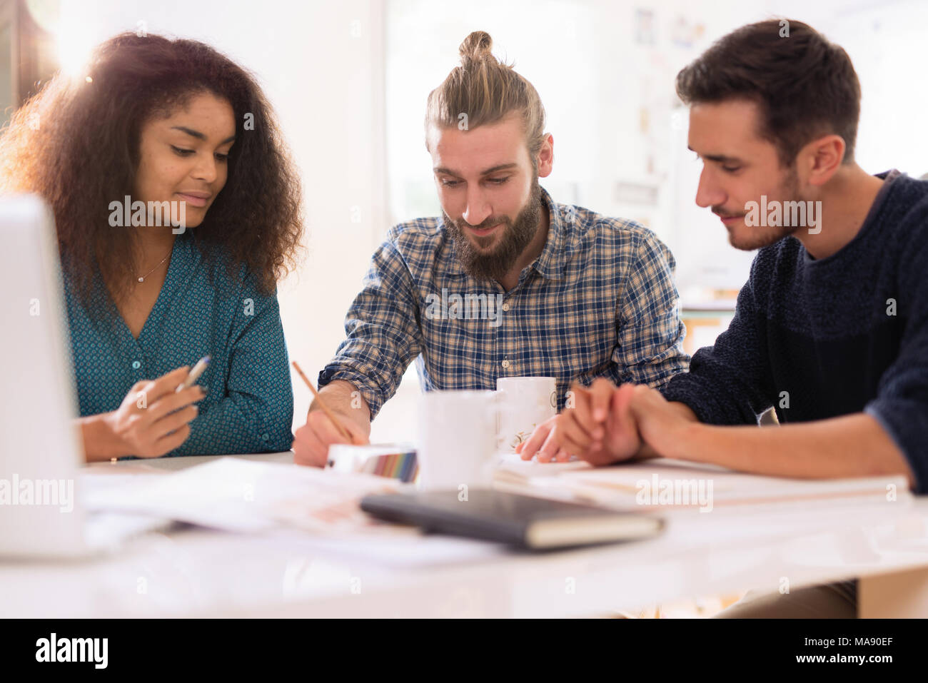 Meeting around table concept hi-res stock photography and images - Alamy