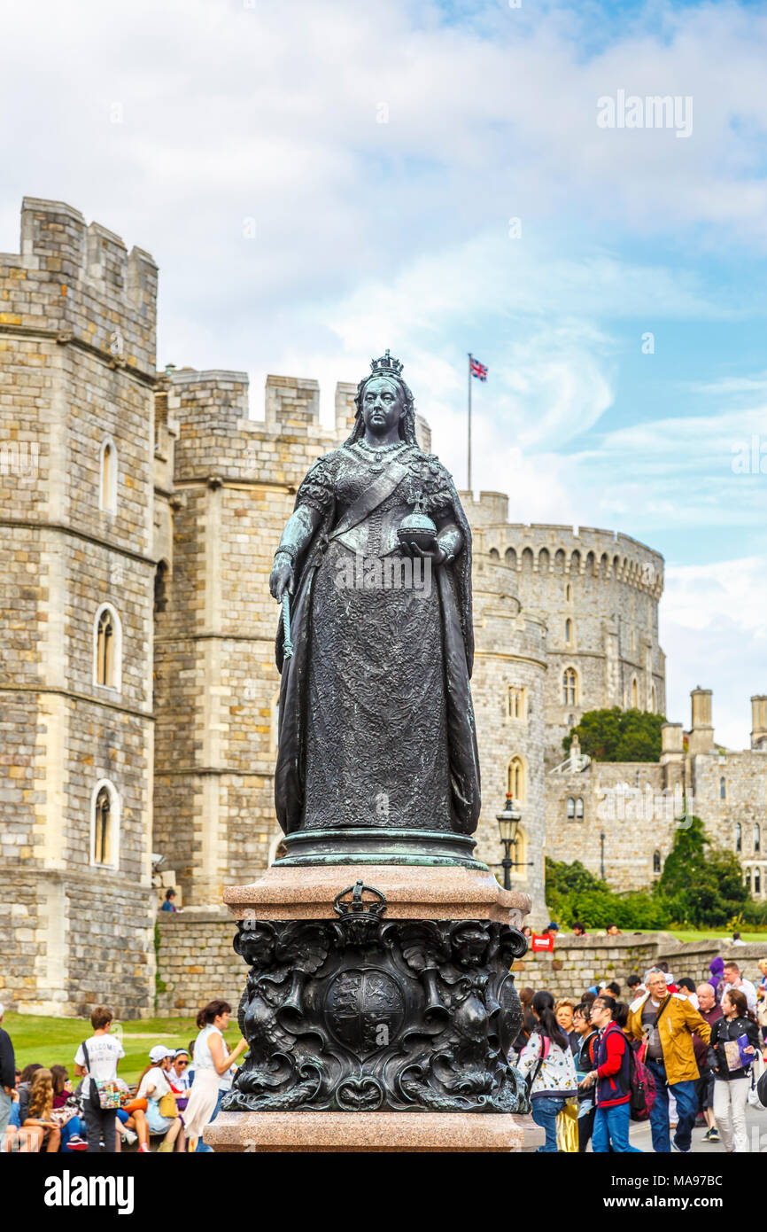 Statue of Queen Victoria outside the walls and entrance to Windsor ...