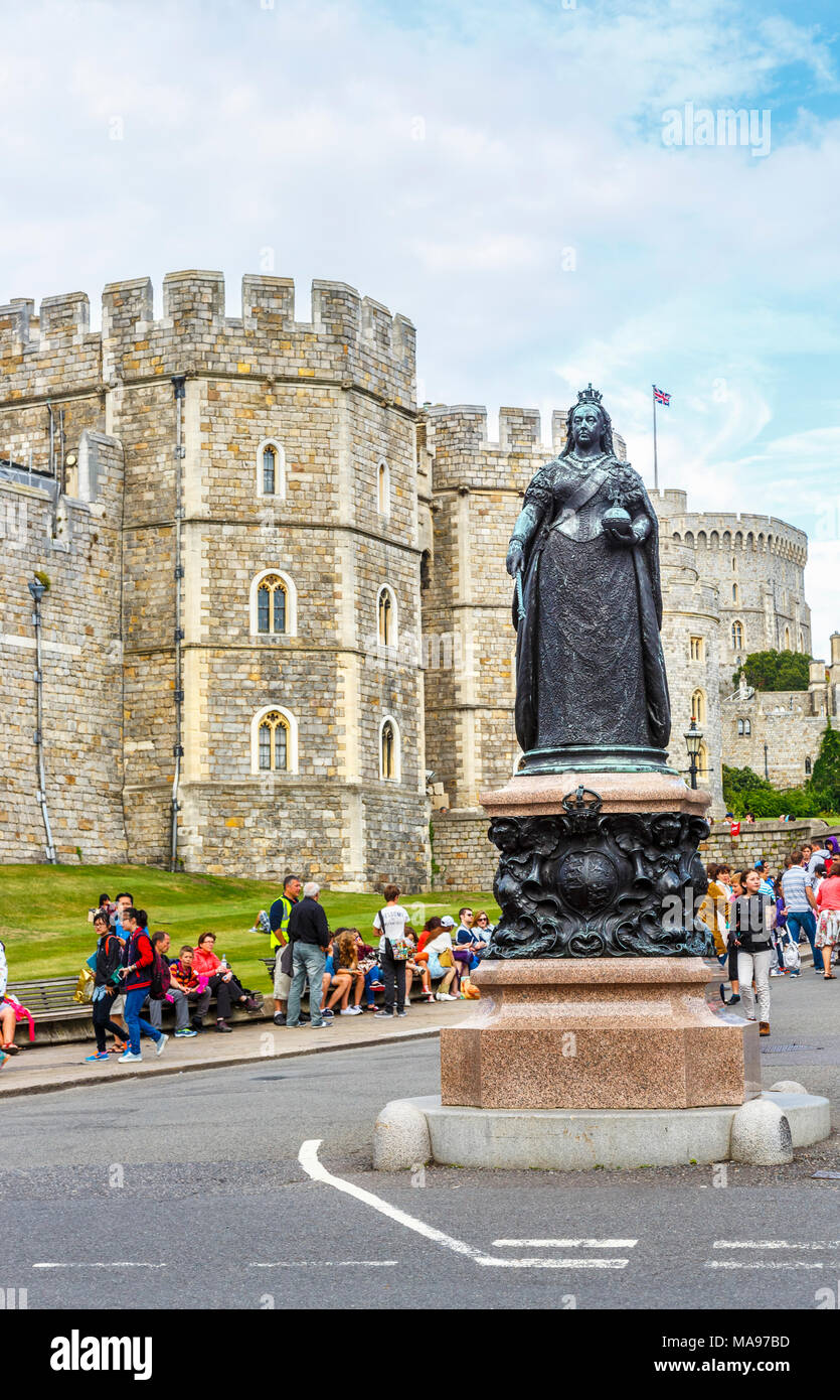 Statue of Queen Victoria outside the walls and entrance to Windsor ...