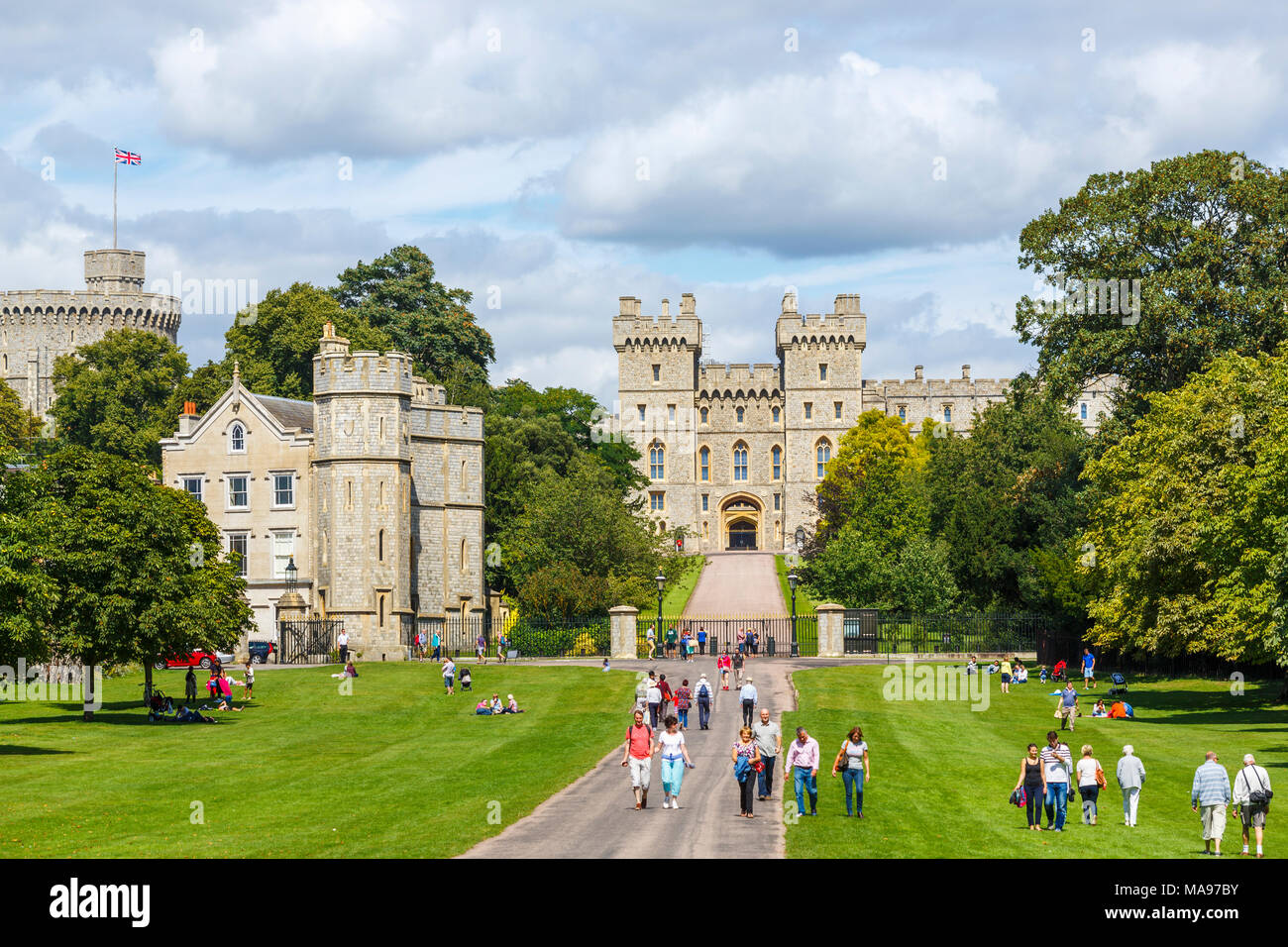 Windsor castle exterior long walk hi-res stock photography and images ...
