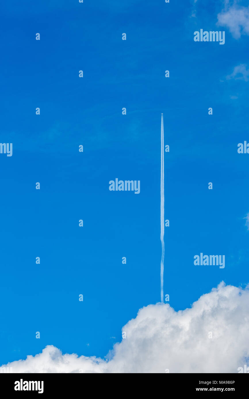 Perfect contrail hi-res stock photography and images - Alamy