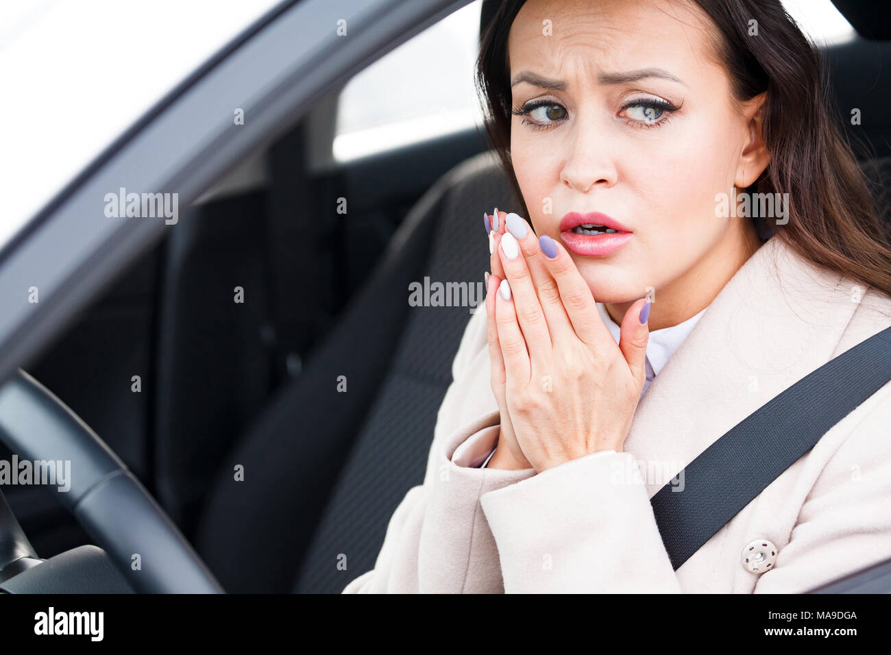 Female crying road hi-res stock photography and images - Alamy