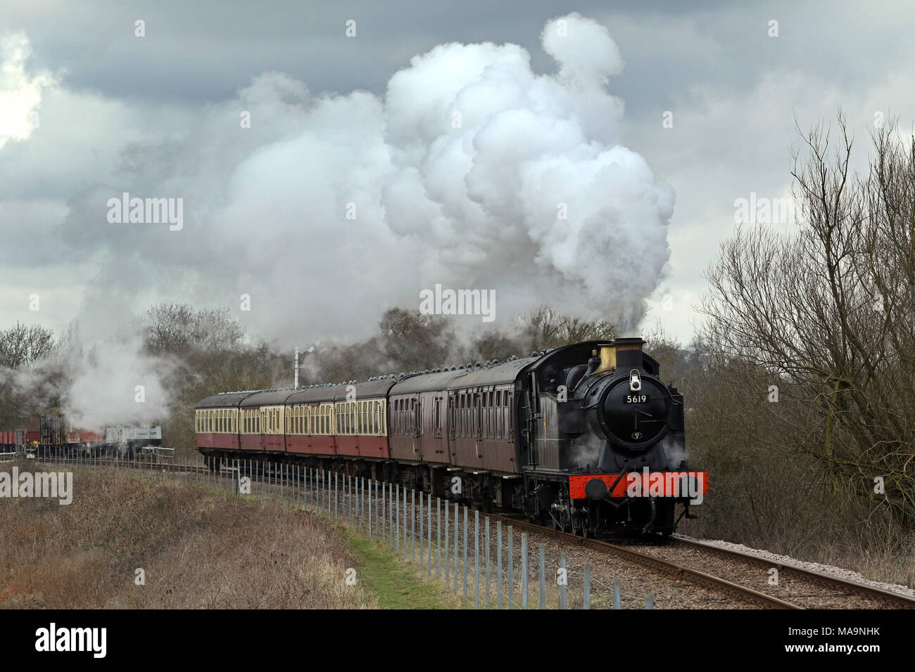 Steam locomotive train 5619 gets up a full head of steam on the Nene ...