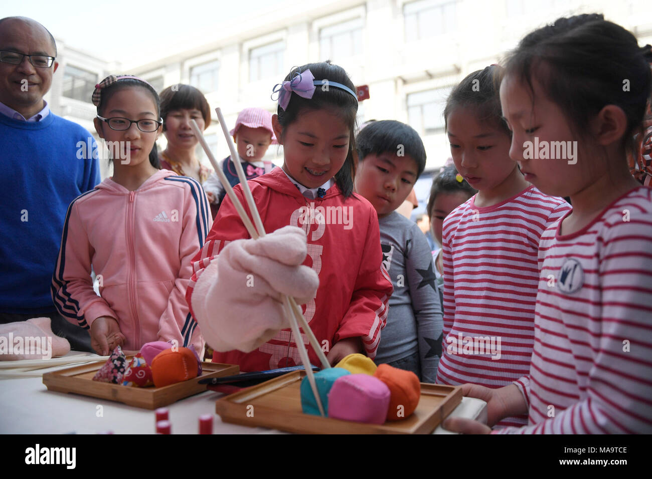(180331) -- HANGZHOU, March 31, 2018 (Xinhua) -- Children play a game ...