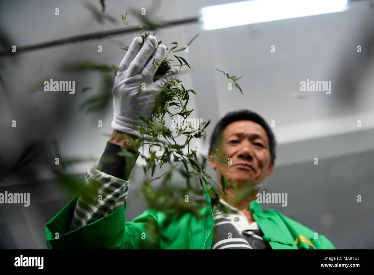 (180331) -- HANGZHOU, March 31, 2018 (Xinhua) -- A contestant takes ...