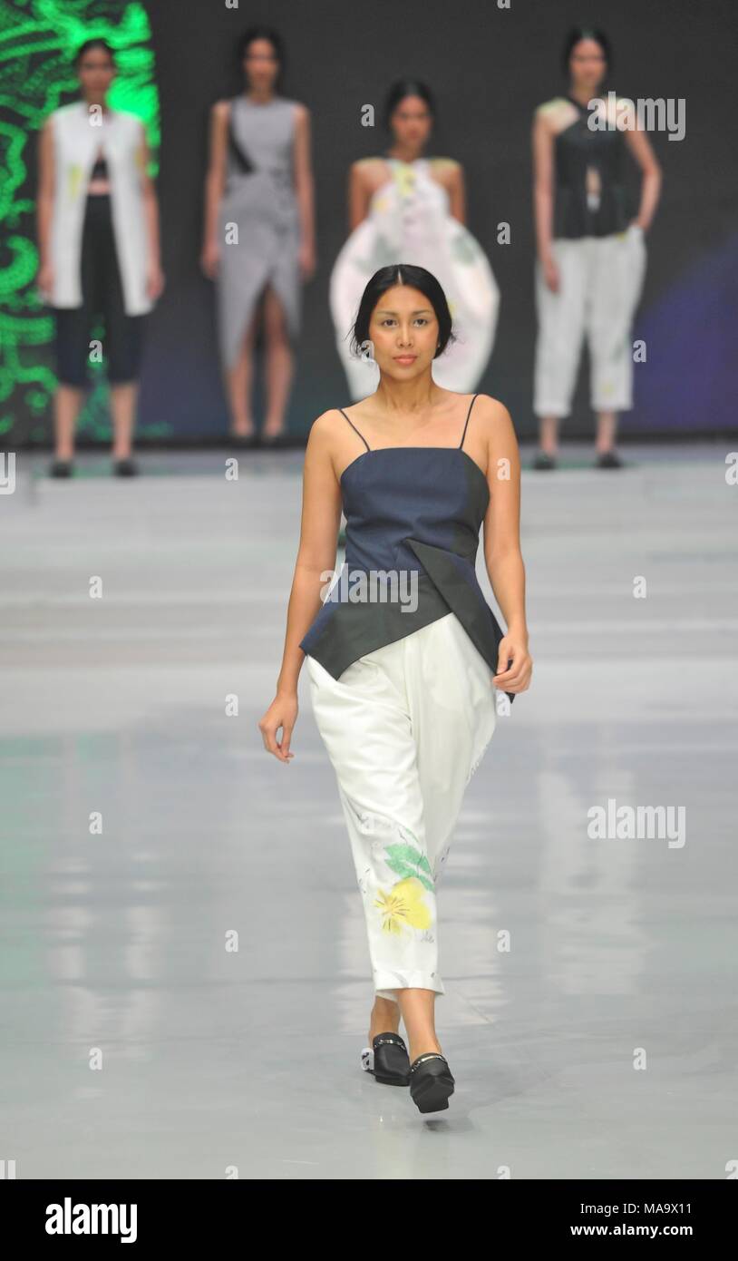 (180331) -- JAKARTA, March 31, 2018 (Xinhua) -- A model presents a ...