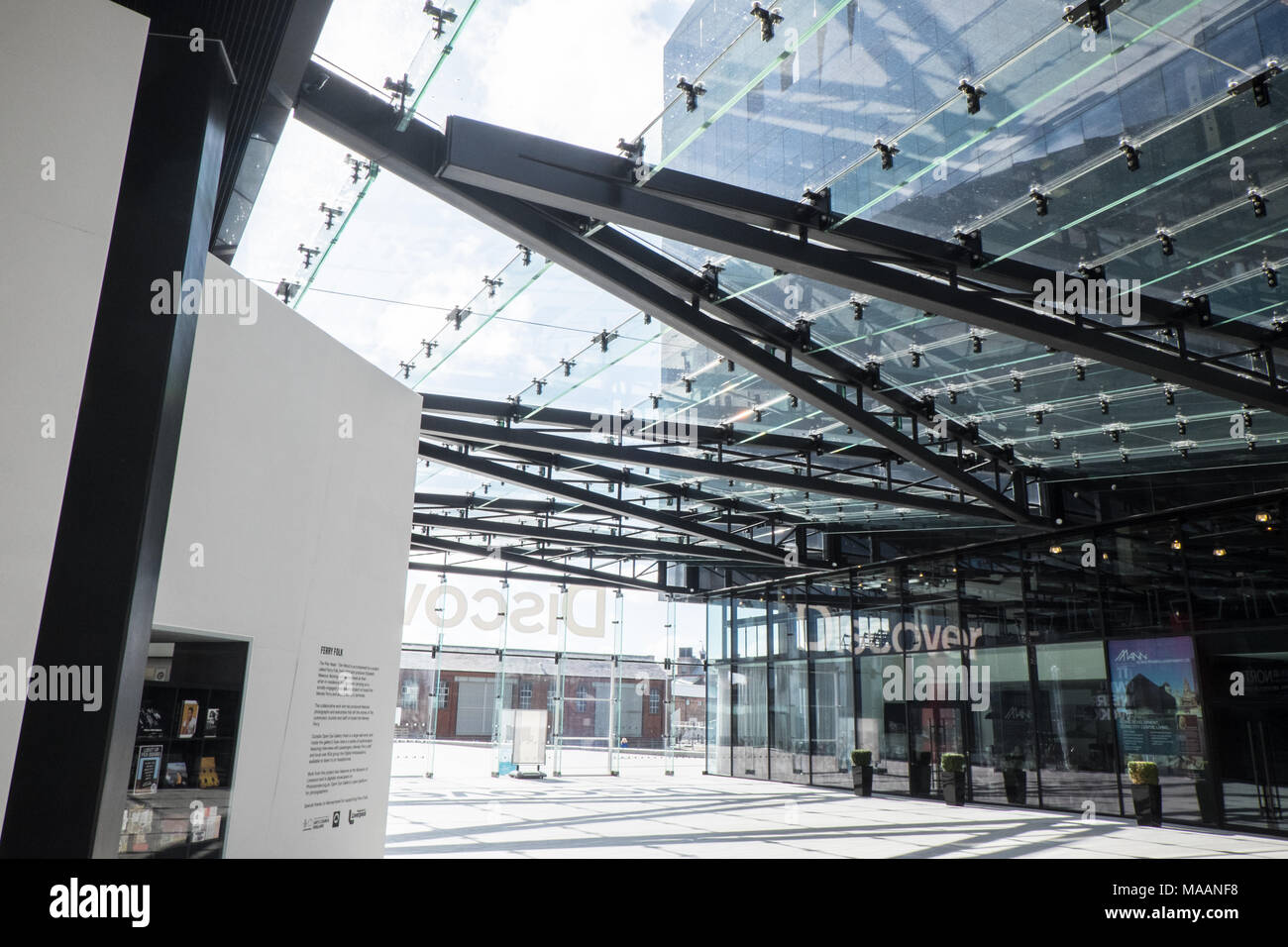 Open gallery space hi-res stock photography and images - Alamy