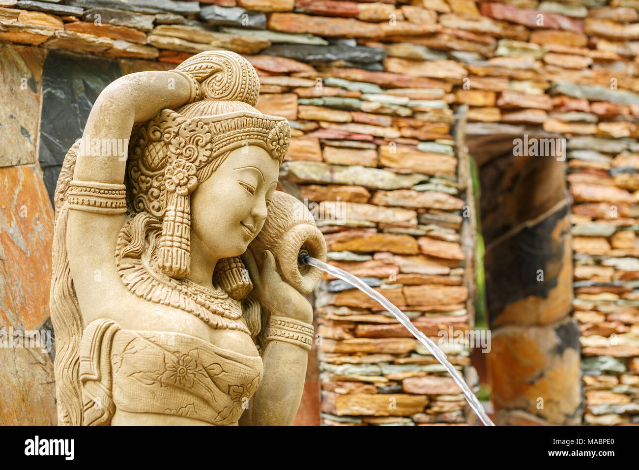 Beautiful woman statue hi-res stock photography and images - Alamy