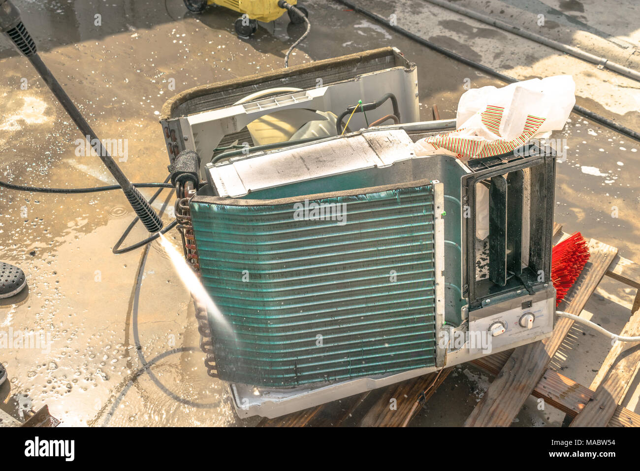 Ac cleaning water gun hi-res stock photography and images - Alamy