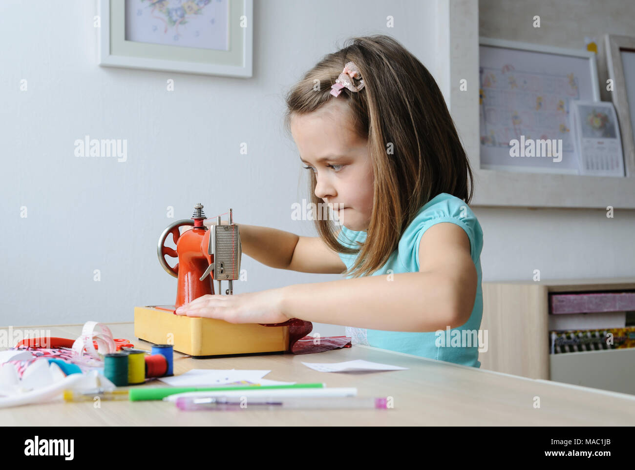 Girl background sewing machine hi-res stock photography and images - Alamy
