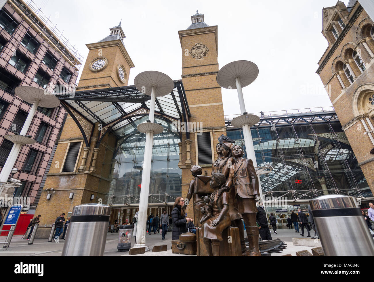 Liverpool Street Station main entrance featuring the Kindertransport ...
