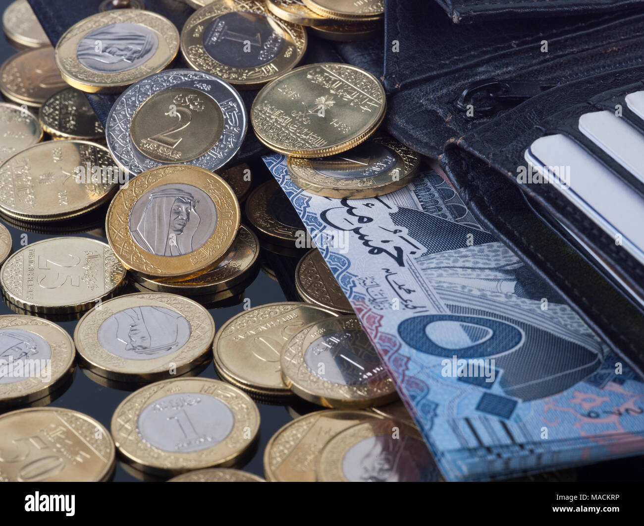 Wallet, Open with Saudi Riyal Coins and 500 Banknotes Stock Photo - Alamy
